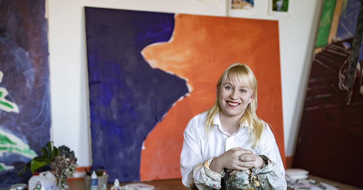 Kuvataiteilija Karoliina Hellberg rakentaa kuivakukkakimppuja, jotka toimivat myös maalausten ...